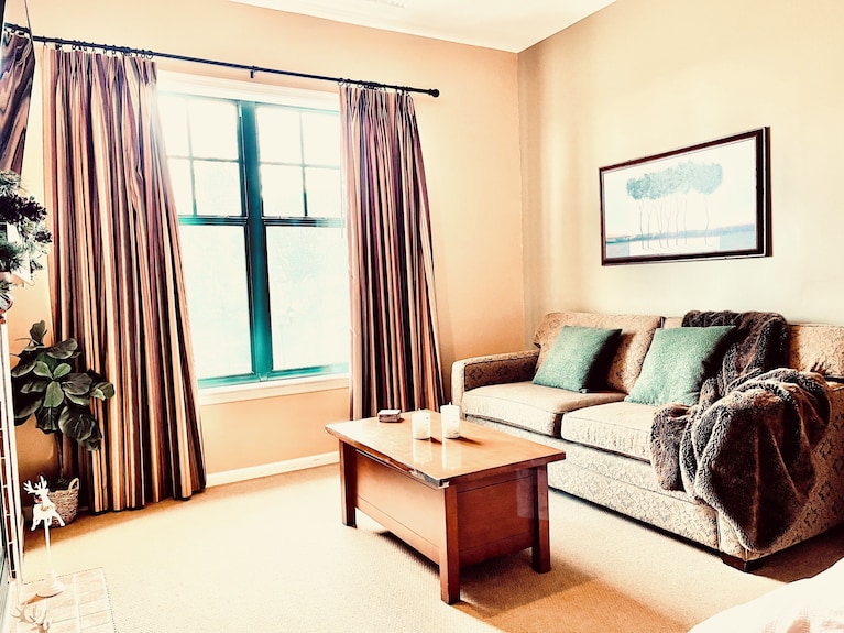 Cozy Top Floor Studio On The Slope, Pool, Hot Tubs, Sauna, Fireplace - New Jersey