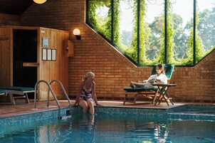 Piscina interior, piscina exterior sazonal, espreguiçadeiras 