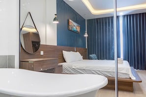 Quarto Deluxe, banheira, vista para a baía | Lençóis de algodão egípcio, roupa de alta qualidade 