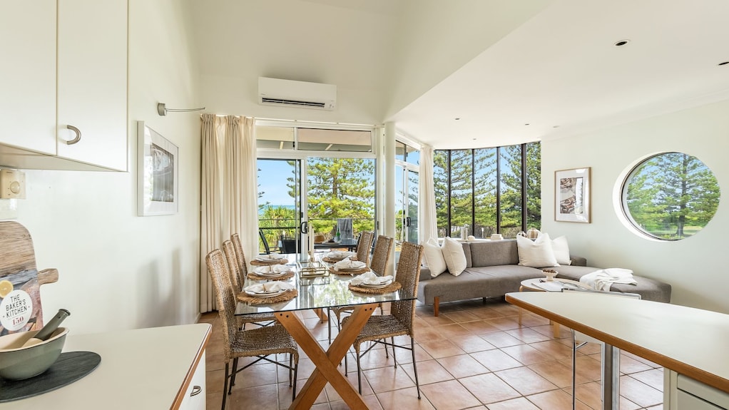 La Ronde 4 | Hear The Waves Of Pippi Beach - イルカ