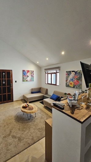Villa Superior, 1 cama queen-size, piscina privativa | Sala de estar | TV de ecrã plano 