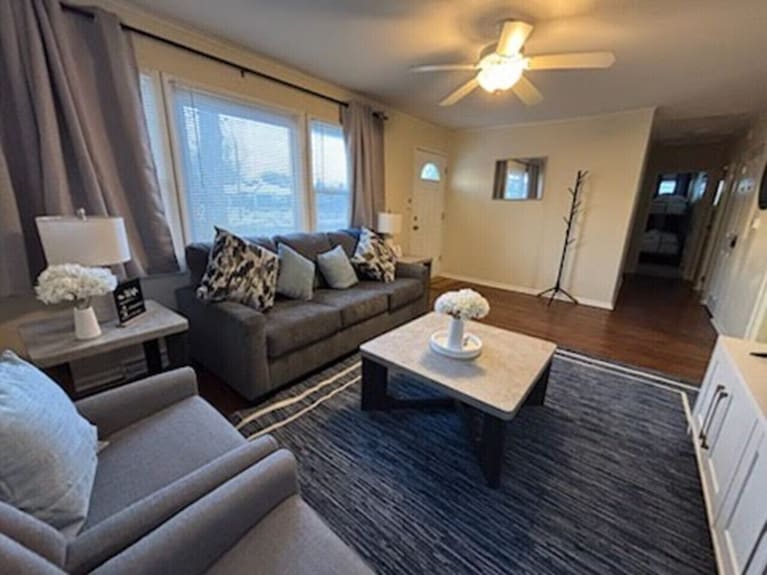 Charming 3 Bed 1 Story Home Near Naval Base! - Waukegan, IL