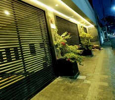 Fachada da propriedade à noite