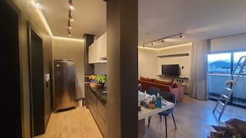 Apartamento Deluxe, varanda, vista para a montanha | Cozinha privada | Um micro-ondas, um forno, uma placa de cozinha, utensílios de cozinha