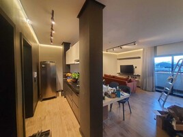 Apartamento luxo, sacada, vista para a montanha | Cozinha privada | Micro-ondas, fogão, cooktop, talheres/pratos/utensílios de cozinha