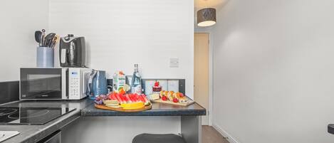 Quarto Duplo de Luxo, cozinha, vista para o jardim | Cozinha privada | Uma chaleira elétrica, uma torradeira