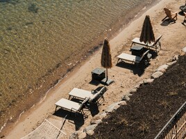 Na praia, espreguiçadeiras, toalhas de praia, pesca 