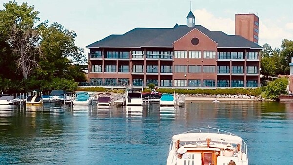 The Shoreline Hotel - Eden Prairie, MN