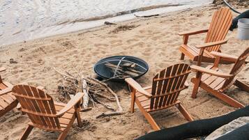 Na praia, espreguiçadeiras, toalhas de praia, pesca