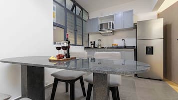 Apartamento Superior, 2 quartos, cozinha, Vista para a cidade | Sala de jantar