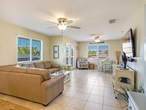 Casa, várias camas (Island Charm) | Sala de estar