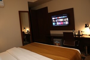 Quarto Standard | Secretária, secretária adequada para computadores portáteis 