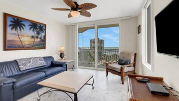 Apartamento em Condomínio Fechado, 1 cama king-size e sofá-cama (Lovers Key #806) | Sala de estar