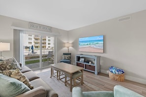 Apartamento em Condomínio Fechado, várias camas (Sea Coast Gardens III 111) | Sala de estar