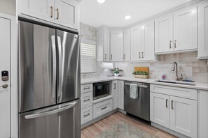 Apartamento em Condomínio Fechado, várias camas (Sea Coast Gardens III 111) | Cozinha privada | Um forno