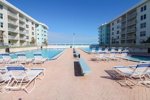 Apartamento em Condomínio Fechado, várias camas (Sea Coast Gardens III 111) | Piscina | Uma piscina aquecida