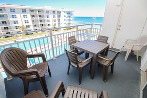 Apartamento em Condomínio Fechado, 1 cama king-size e sofá-cama (Sea Coast Gardens III 409) | Refeições ao ar livre