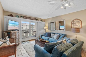 Apartamento em Condomínio Fechado, várias camas (Sea Coast Gardens III 412) | Sala de estar