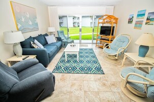 Condo, 1 cama King e sofá-cama (Surfside 107) | Área de estar | TV