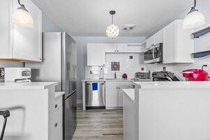 Condo, 1 cama Queen e sofá-cama (Flagler Suites 2) | Cozinha privada | Fogão
