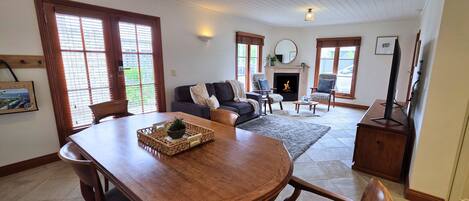 Apartamento luxo, vista para o pátio | Área de estar | Smart TV 40 cm com canais digitais