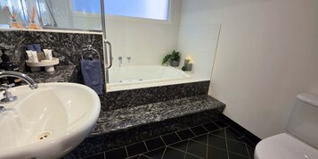Apartamento Deluxe, vista para o pátio | Casa de banho | Um secador de cabelo, toalhas fornecidas, sabão, papel higiénico 