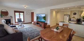 Apartamento luxo, vista para o pátio | Área de estar | Smart TV 40 cm com canais digitais