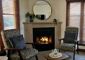 Apartamento Deluxe, vista para o pátio | Sala de estar | Smart TV de 40 cm com canais digitais 