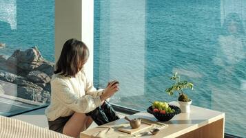 Quarto Duplo de Luxo, vista para o mar, junto ao mar | Com decoração personalizada, com mobília individualizada