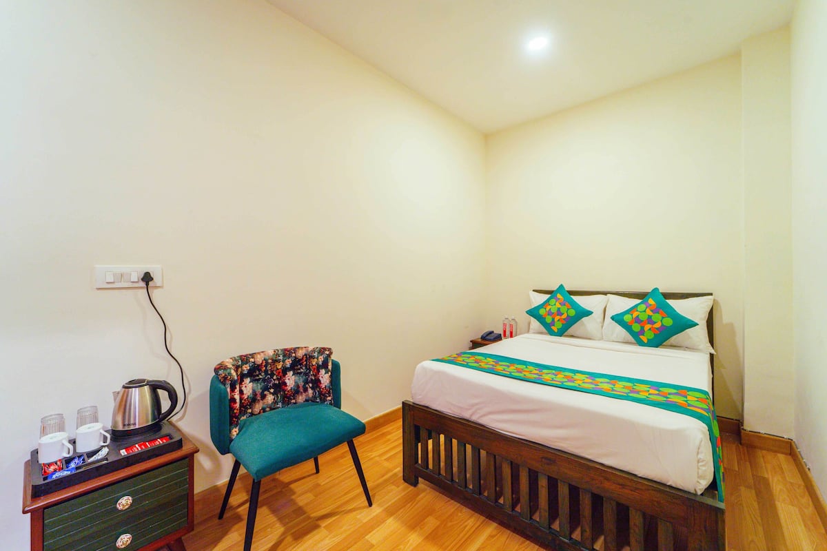 Quarto econômico | Individualmente mobiliados, escrivaninha, cortinas blackout