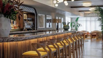 3 bares/lounges