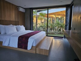 Quarto Deluxe, 1 cama king-size, vista para o jardim | Ferro/tábua de engomar, Wi-fi grátis, roupa de cama fornecida 