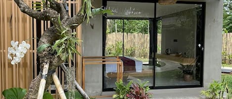 Quarto Deluxe, 1 cama king-size, vista para o jardim | Terraço/pátio interior