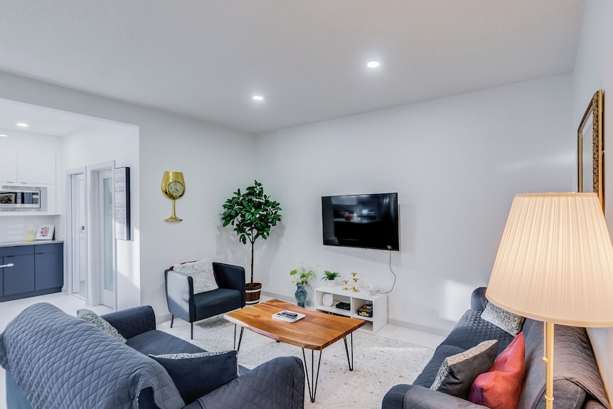 Graydon - Bright, Modern Home W/ King Sized Bed - Alberta