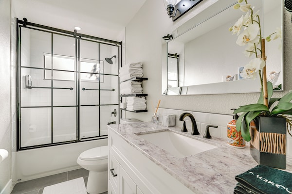 距海滩2英里：德尔雷奥克斯带露台的家！ - 海濱