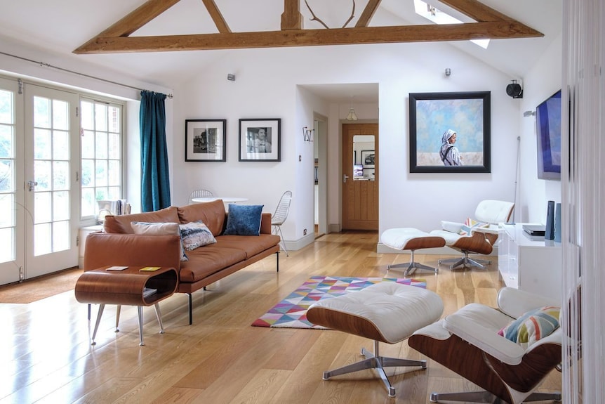 Contemporary & Sleek Self-catering Space, With Secure Off-street Parking. - Chichester