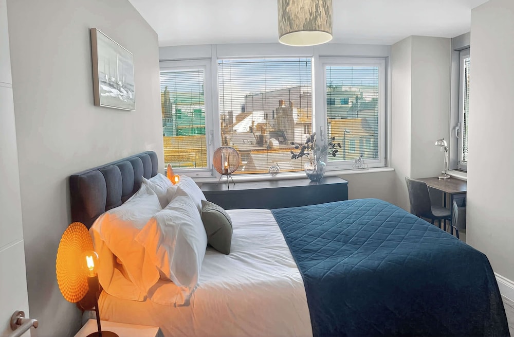Brighton Lanes Comfort | 2BR Apt near Beach & Pier - Brighton | Vrbo