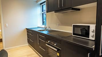 Apartamento | Cozinha privada | Uma cafeteira/bule, uma chaleira elétrica