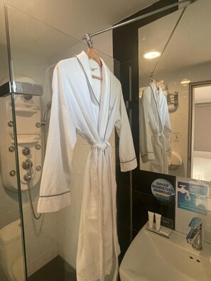 Quarto Individual Comfort | Casa de banho | Um polibã, um secador de cabelo (mediante pedido), toalhas fornecidas 