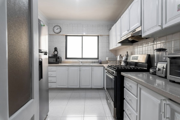 Cobertura clássica, 4 quartos, vista para a cidade, na torre | Cozinha privada | Geladeira grande, micro-ondas, fogão, cooktop