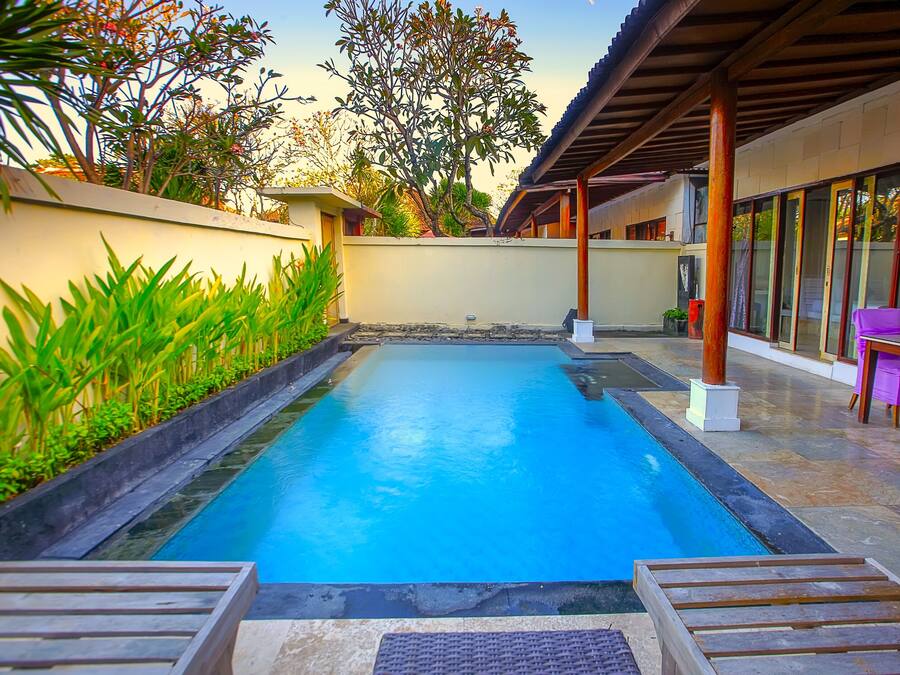 Piscina externa, guarda-sóis, espreguiçadeiras