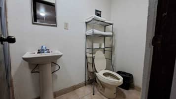 Quarto Duplo Familiar, pátio, vista para o pátio | Casa de banho | Um polibã, toalhas fornecidas, sabão, champô