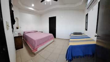 Quarto Duplo ou Twin Júnior, pátio, vista para o pátio | Secretária, secretária adequada para computadores portáteis
