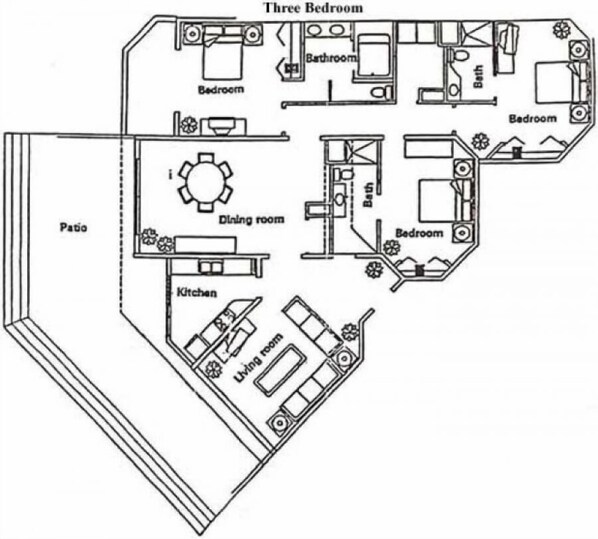 Disposição de três quartos com sala de jantar, cozinha e pátio.