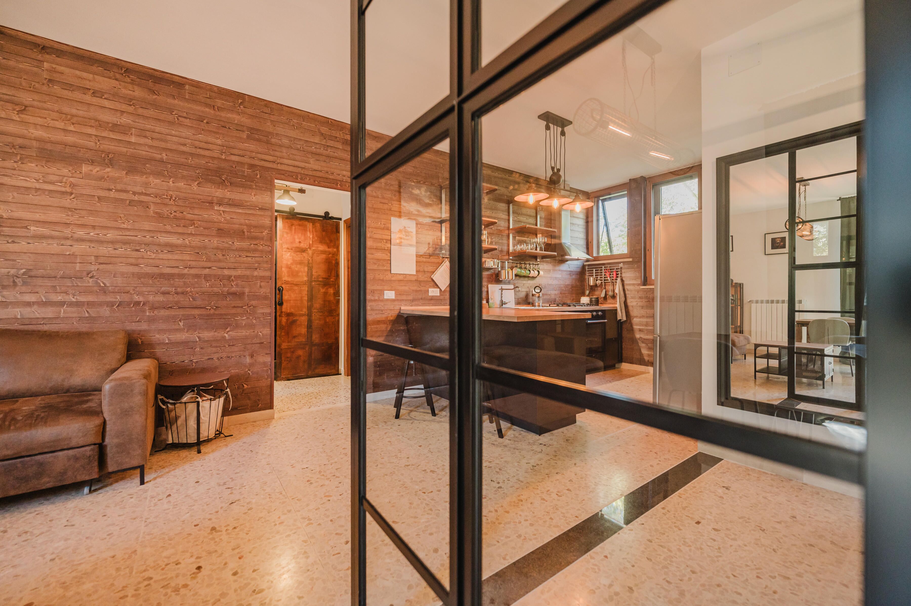 Apartamento Deluxe em Condomínio Fechado | Sala de estar | Televisor de ecrã plano de 25 polegadas com canais via satélite 