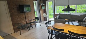 Apartamento família, 2 quartos, vista para a colina | Área de estar | TV de tela plana 40 polegadas com canais digitais