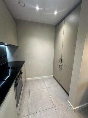 Apartamento | Cozinha privada | Um frigorífico, um micro-ondas, um forno, uma placa de cozinha 