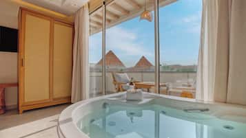 Suite Romântica, varanda, vista para a montanha | Minibar, com decoração personalizada, com mobília individualizada