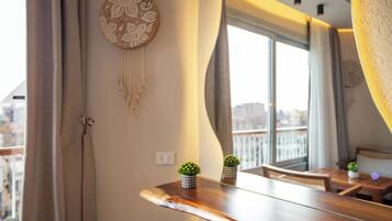 Quarto casal premium, varanda coberta, vista para a montanha | Frigobar, individualmente decorados, individualmente mobiliados