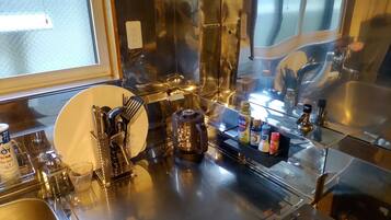 Um frigorífico/congelador grande, um micro-ondas, uma placa de cozinha